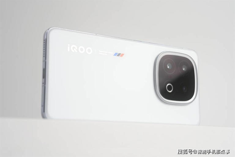手机设计新潮流：一加15、真我GT8 Pro、iQOO 15配置亮点抢先看