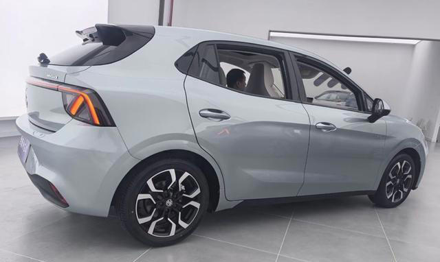 全新名爵MG4 EV现身，尺寸升级，配OPPO座舱，半固态电池有望上车