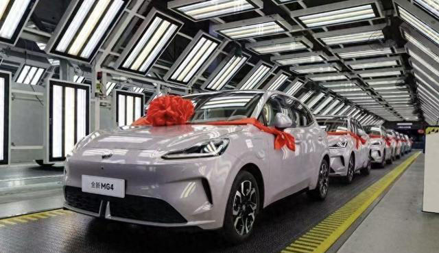 全新名爵MG4 EV现身，尺寸升级，配OPPO座舱，半固态电池有望上车