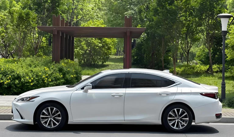 雷克萨斯es200怎么样，内饰豪华外观时尚，老师傅提了3点实用建议