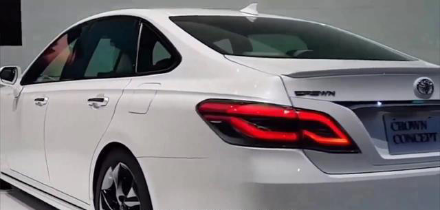 2025款丰田新一代皇冠登场！配2.4T+6AT+四驱，实力完爆奥迪A6