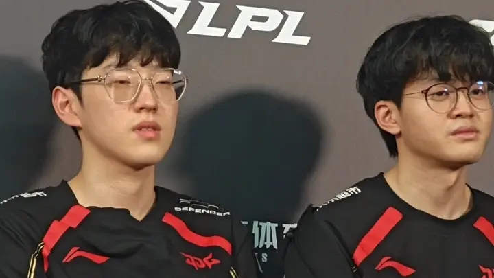 LPL最强全华班惨遭羞辱！Faker支持AL夺冠，T1牌子被GEN纳入底座