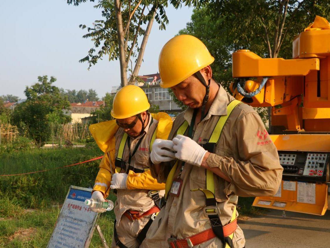 带电作业“零感知” 护航高温用电