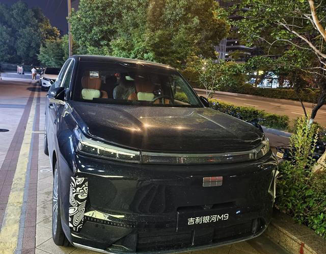 吉利银河M9街头现身，车长超5米2，油耗4L级，综合续航超1500km
