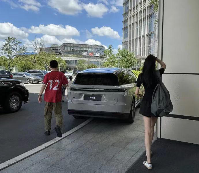 理想汽车CEO李想开i8现身苏超预热新车，结果“李想老婆身材”上热搜