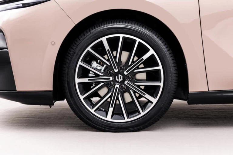 半价Model3？起步550KM续航？零跑B01对比解读