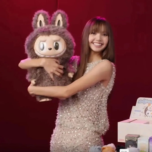 Lisa丢掉粉丝送的labubu，是嫌弃还是无奈自保？