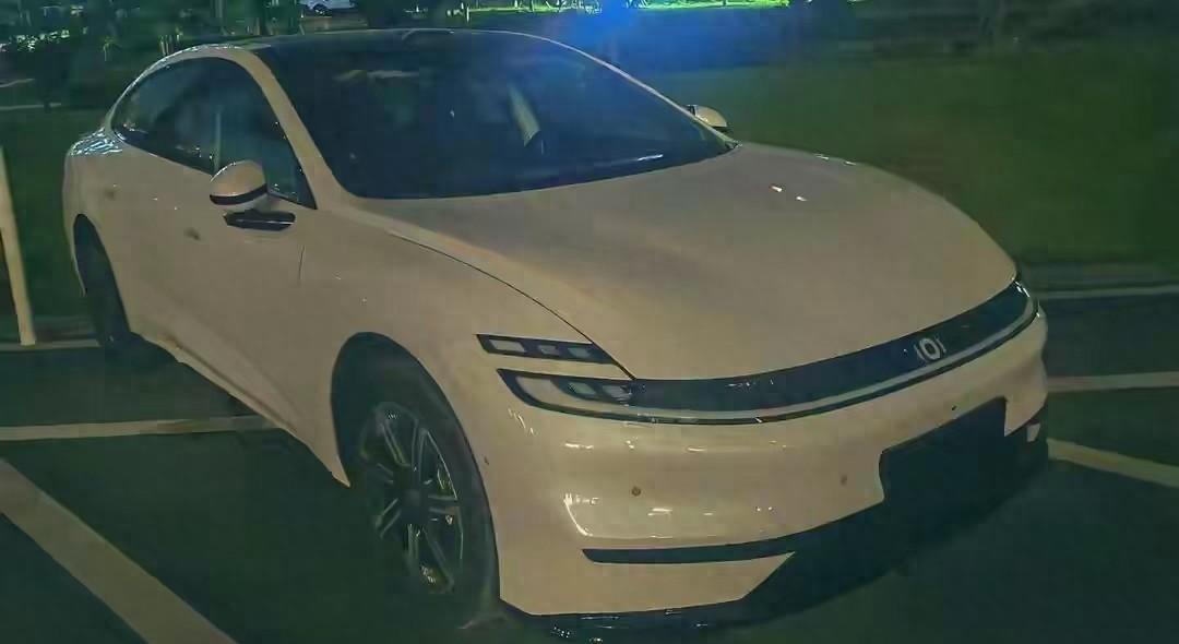 长安启源A06现身街头，轴距2922毫米，800V高压平台+激光雷达