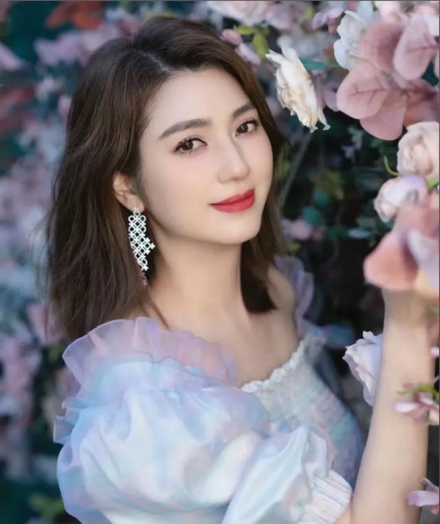 洪欣年轻时颜值不愧与朱茵齐名，如今成保养界女星天花板