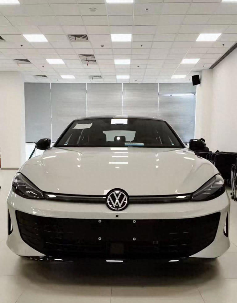 新款大众凌渡L GTS现身，配发光车标+双出尾喉，高尔夫GTI同款2.0T