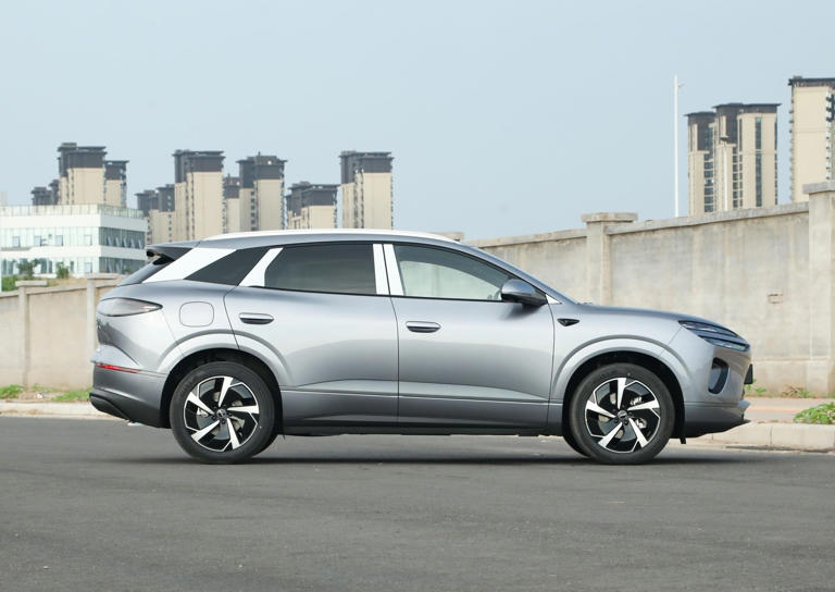 比亚迪全新SUV亮相，新外观搭双动力，综合续航1500Km