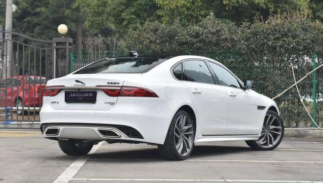车长超5米1，标配2.0T+8AT，入门降至24万内，带你看捷豹XFL