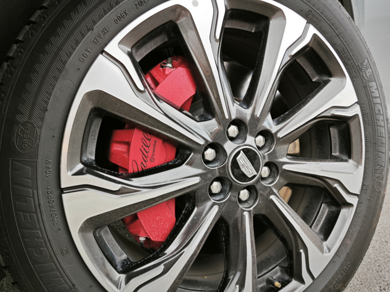 沃尔沃XC60对比凯迪拉克全新XT5：谁才是豪华中型SUV的价值之选？