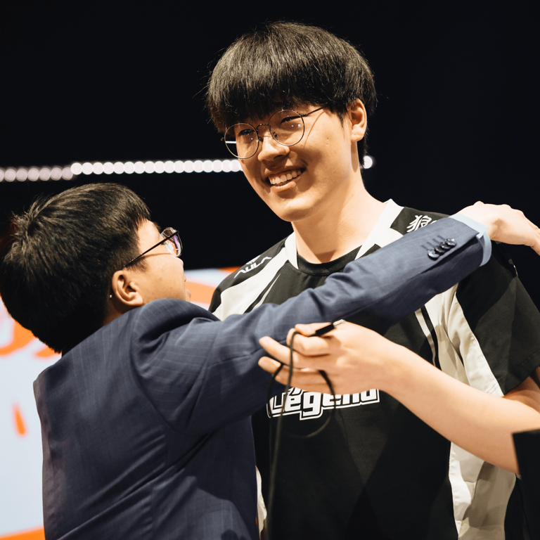 双人路表现亮眼！LOL官推晒Tabe赛后与Hope、Kael拥抱：🫂