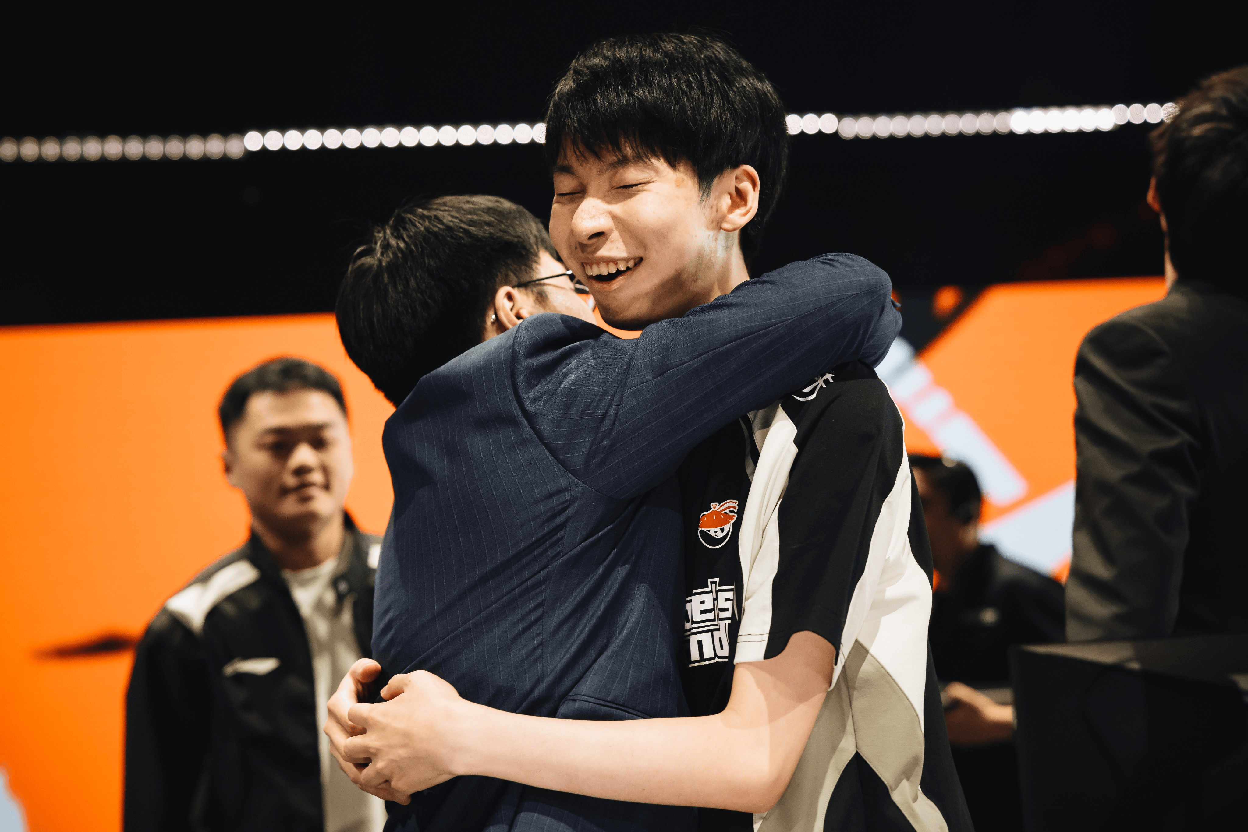 双人路表现亮眼！LOL官推晒Tabe赛后与Hope、Kael拥抱：🫂