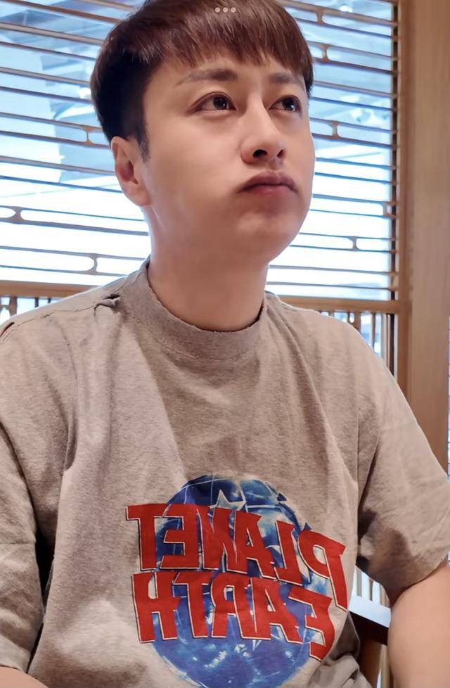 TVB离巢小生晒近况！身材圆润不少，穿破洞T恤逛街被指经济有问题