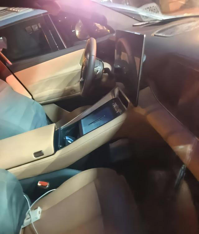 腾势N8L实车曝光！925马力三电机云辇-A，还配无人机，比问界M8大