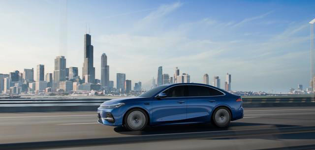 预售10.38万起！银河A7用2L油耗+2100km续航，给家轿市场上强度