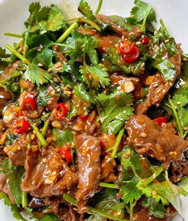 香菜和牛肉简直就是天生的一对，没有胃口的时候就做它，香辣过瘾