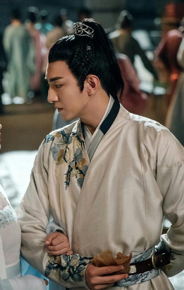 没那颜值别硬演，丑到辣眼还尬吹 “古装美男”，观众：快收手吧