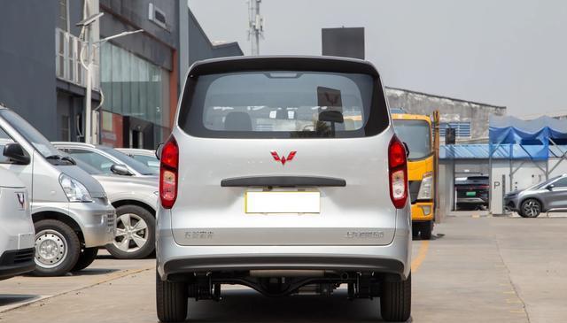 五菱又出“神车”！油耗2.42L，满油电跑1000km，又要卖爆？