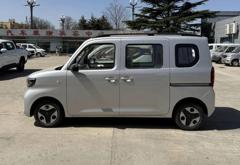 新款五菱之光EV实车到店，续航305km，增LED大灯+倒车影像