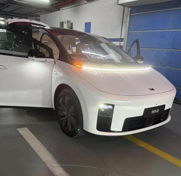 理想i8内饰首曝：6座布局，配全新MindVLA辅助驾驶架构