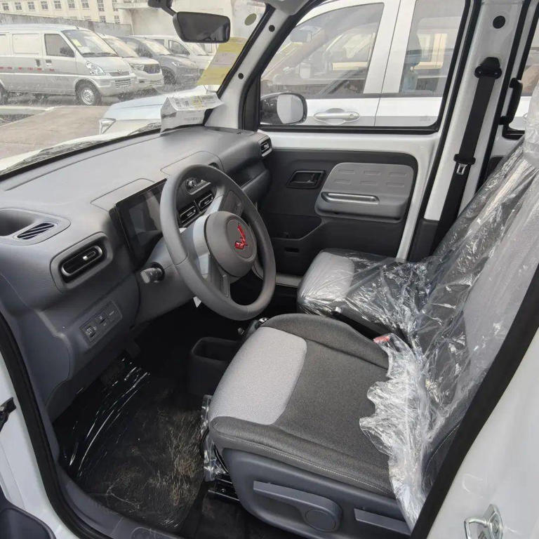 新款五菱之光EV实车到店，续航305km，增LED大灯+倒车影像