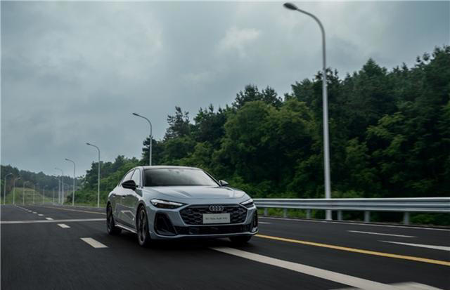 一汽奥迪A5L quattro四驱雾中护航！