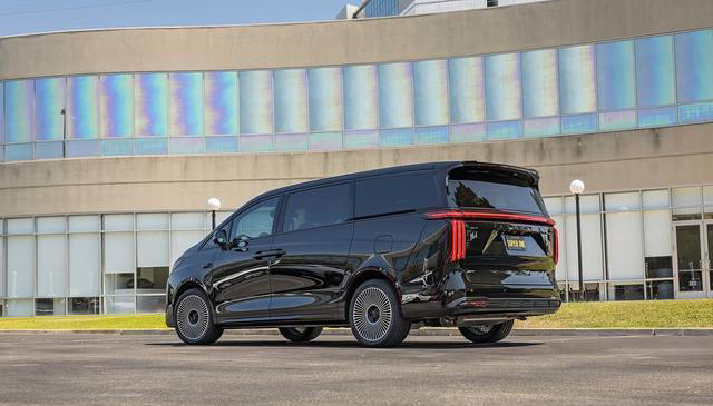 实拍法拉第未来FX Super One 定位中大型MPV 四座／六座／七座可选
