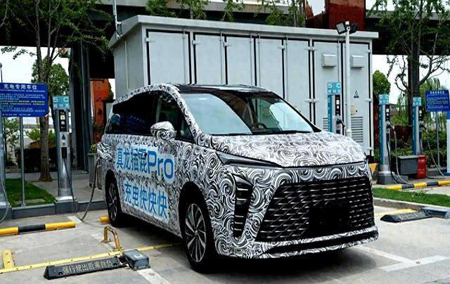 别克GL8陆尊PHEV革新充电速度：15分钟续航200公里，5C超充技术亮相