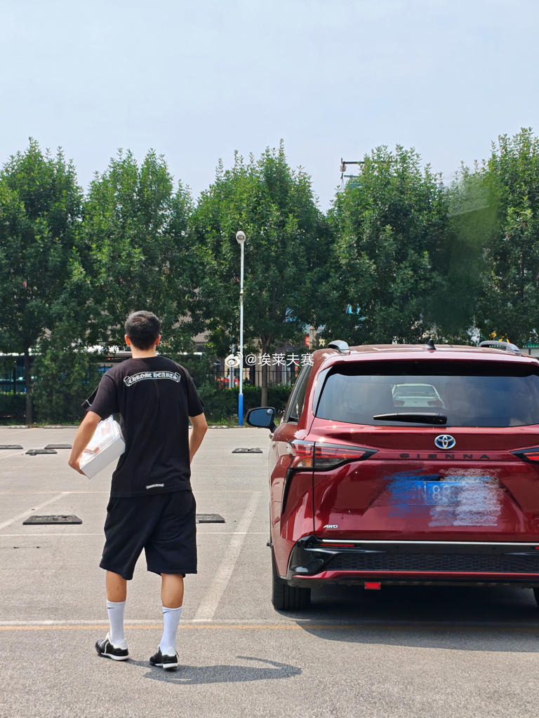 博主：此前重伤的韩佳奇归队，并给国安的球迷们签名