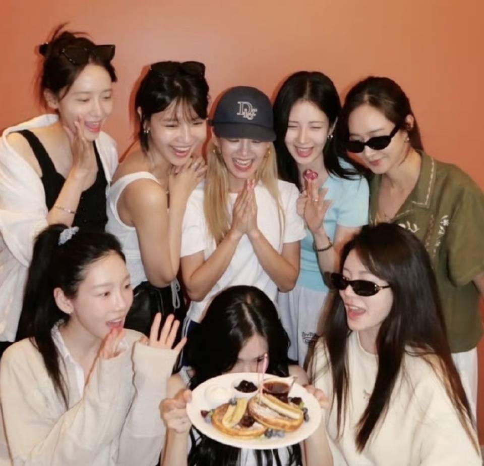 少女时代完整体聚会，为成员Tiffany庆生，即将迎来出道18周年庆