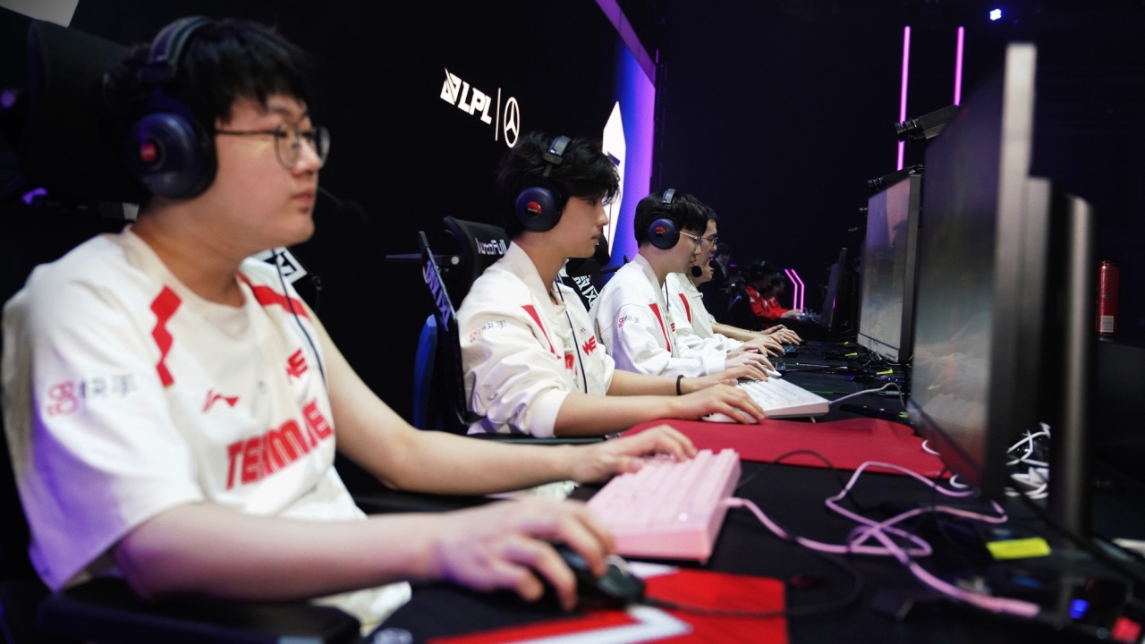 LPL最强“压力怪”诞生！比赛现场喷队友，经纪人尝试洗白反被骂