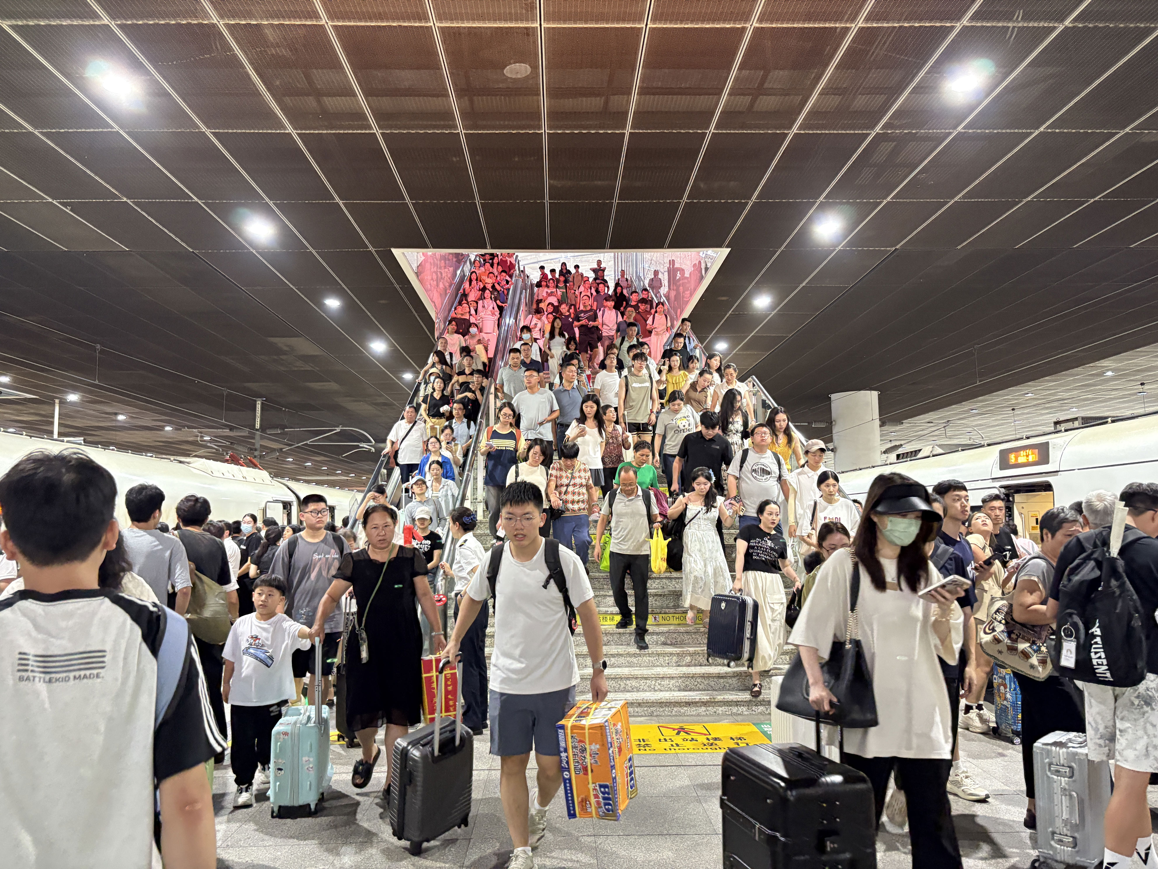 暑运首月深圳铁路旅客到发量超1700万人次 同比增幅10%