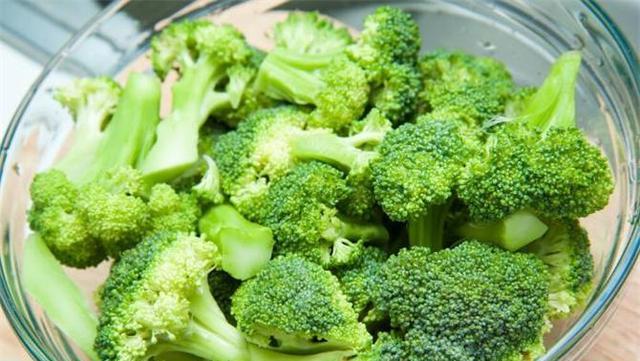 西兰花要煮多久才好吃？大厨教你正确方法，老人孩子都爱吃