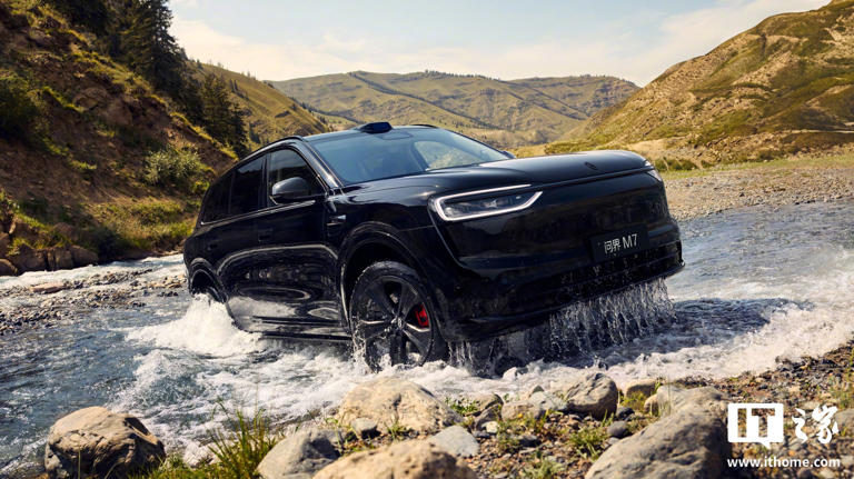 鸿蒙智行首款旅行车享界 S9T“黑武士”版亮相，余承东评价“酷”