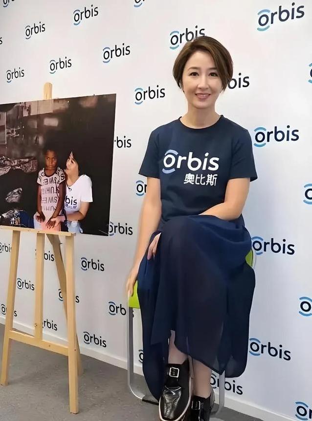 张家辉牵61岁关咏荷看演唱会，素颜真实惹热议，她曾是TVB顶流