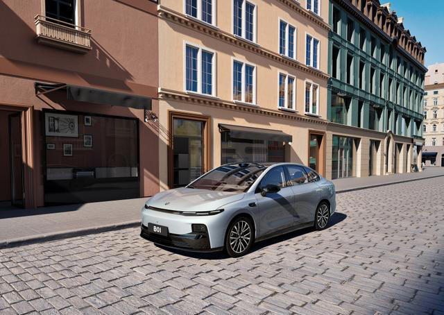 10万元级纯电轿车“超新星”较量：零跑B01对比小鹏MONA M03