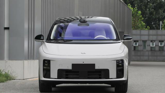 售价33.98万元，理想i8标准版上市，续航720km，空气悬挂，冰箱