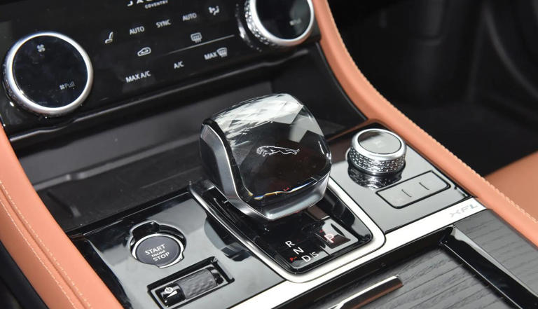 优惠后23.98万元起，2025款捷豹XFL上市，竞争大众迈腾