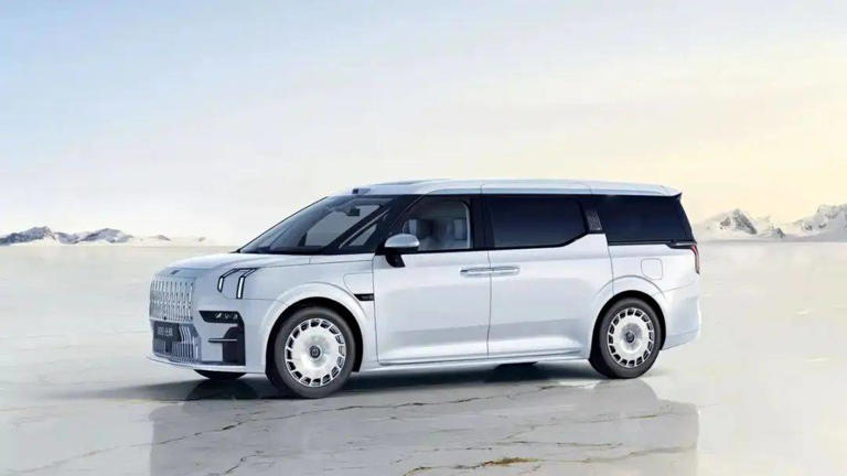 极氪009光辉版新增冰玉白配色，豪华配置与强劲动力并存