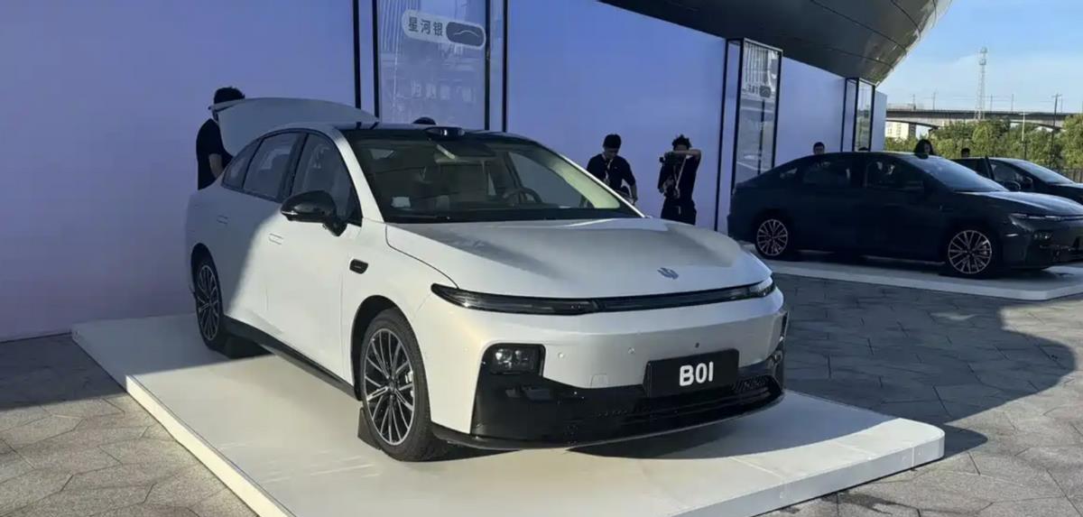 实力硬控，零跑B01顶配11.98万，半价Model 3有了