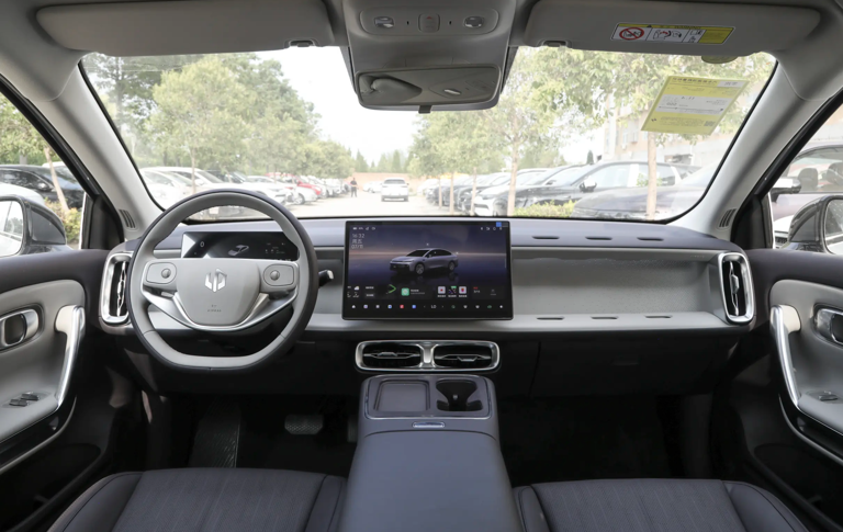 零跑B01 8.98万起售：6款配置车型究竟该如何选择？