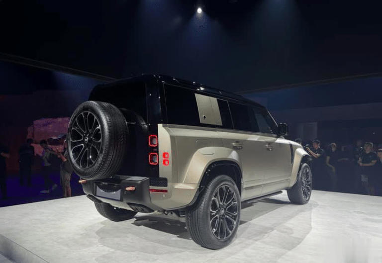 家族旗舰！全新路虎卫士OCTA中国首秀，4.4升V8动力涉水深1米