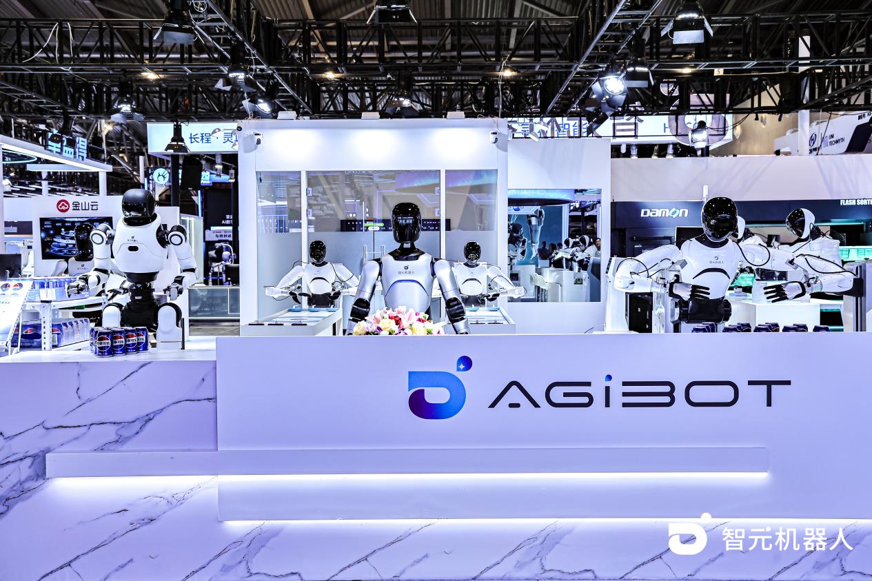 WAIC 2025 智元机器人组团出道：多形式联动交互引来围观打卡