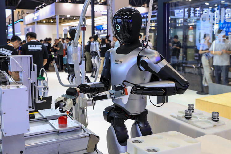 魔法原子首秀MagicBot Z1机器人：最高50自由度惊艳WAIC2025