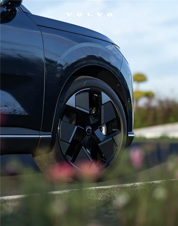 沃尔沃 XC70 牛仔蓝首发亮相，定位中型 SUV，8 月开启预售