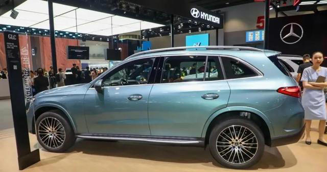 奔驰“豁出去”了！大7座SUV跌至26万，2.0T+9AT，连悬架都是全铝