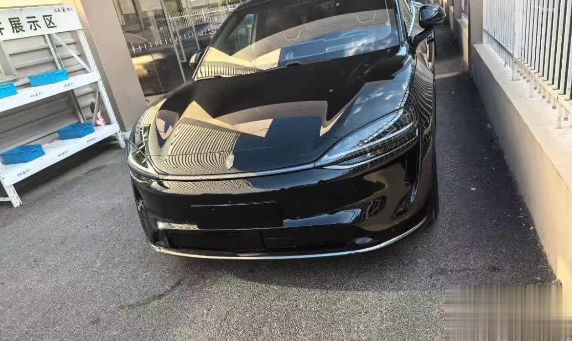 新款智界R7实车曝光，换装M9同款大灯